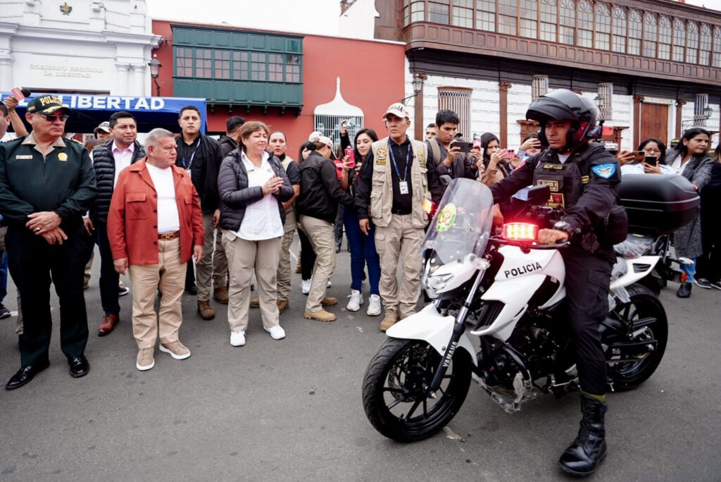 GORE entrega 20 motocicletas a la Policía Nacional para reforzar ...
