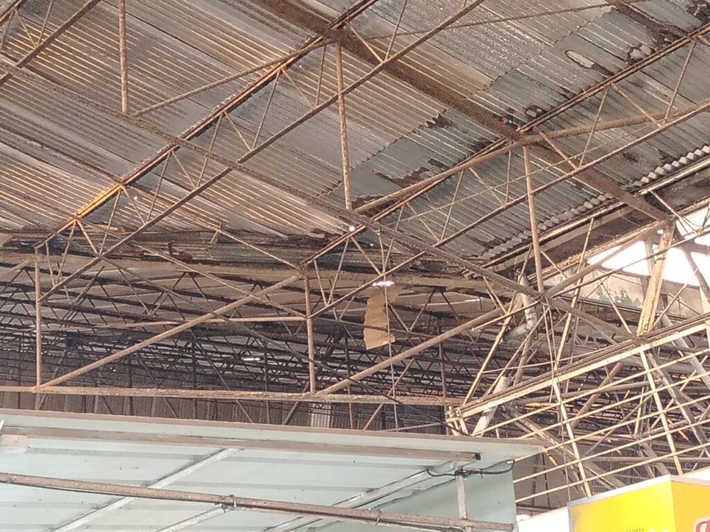 Comerciantes reabren el Mercado Central pese a clausura vigente de 30 días